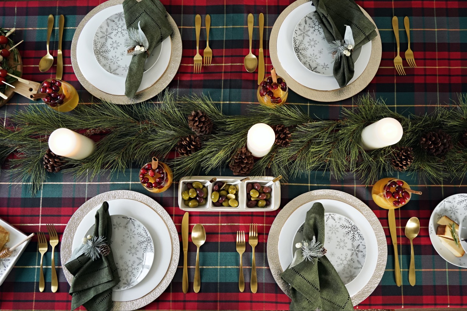 Host the Ultimate Friendsmas this Holiday Season – Kitchen Stuff Plus